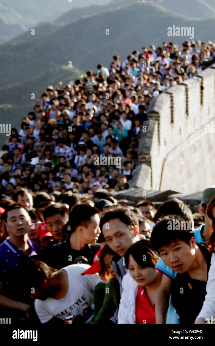 Tourists crowd the Badaling Great Wall during the National Day holiday ...