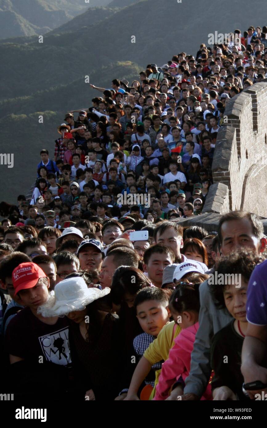 Tourists crowd the Badaling Great Wall during the National Day holiday ...