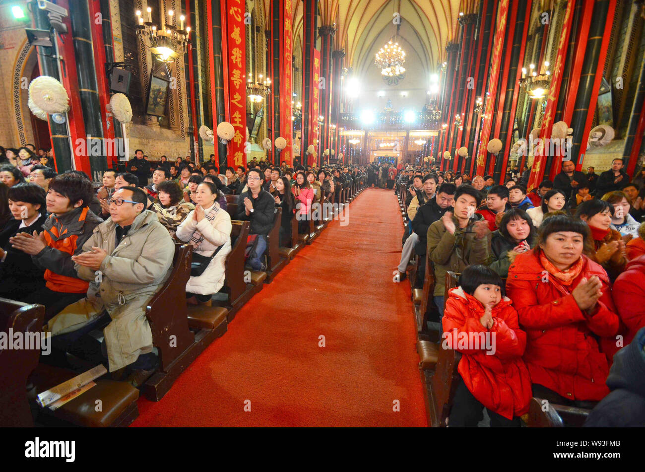 Chinese catholics pray during Christmas Eve Mass Serivce at Xishiku ...