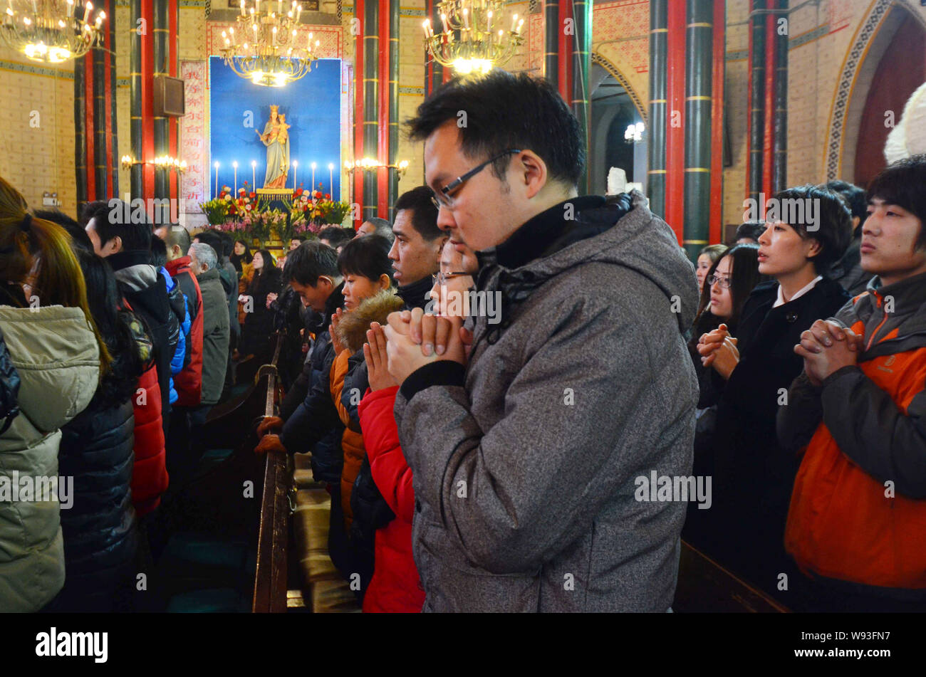Chinese catholics pray during Christmas Eve Mass Serivce at Xishiku ...