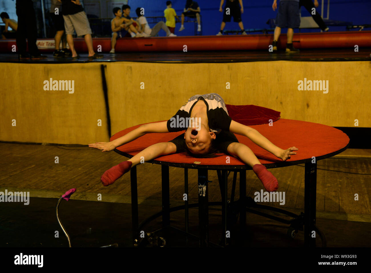 Chinese acrobat hi-res stock photography and images - Alamy
