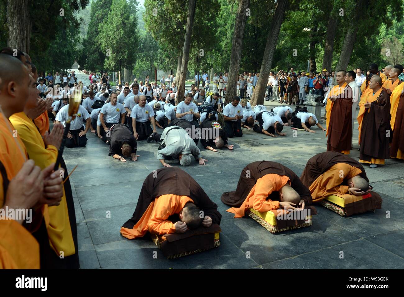 Kowtow hi-res stock photography and images - Alamy