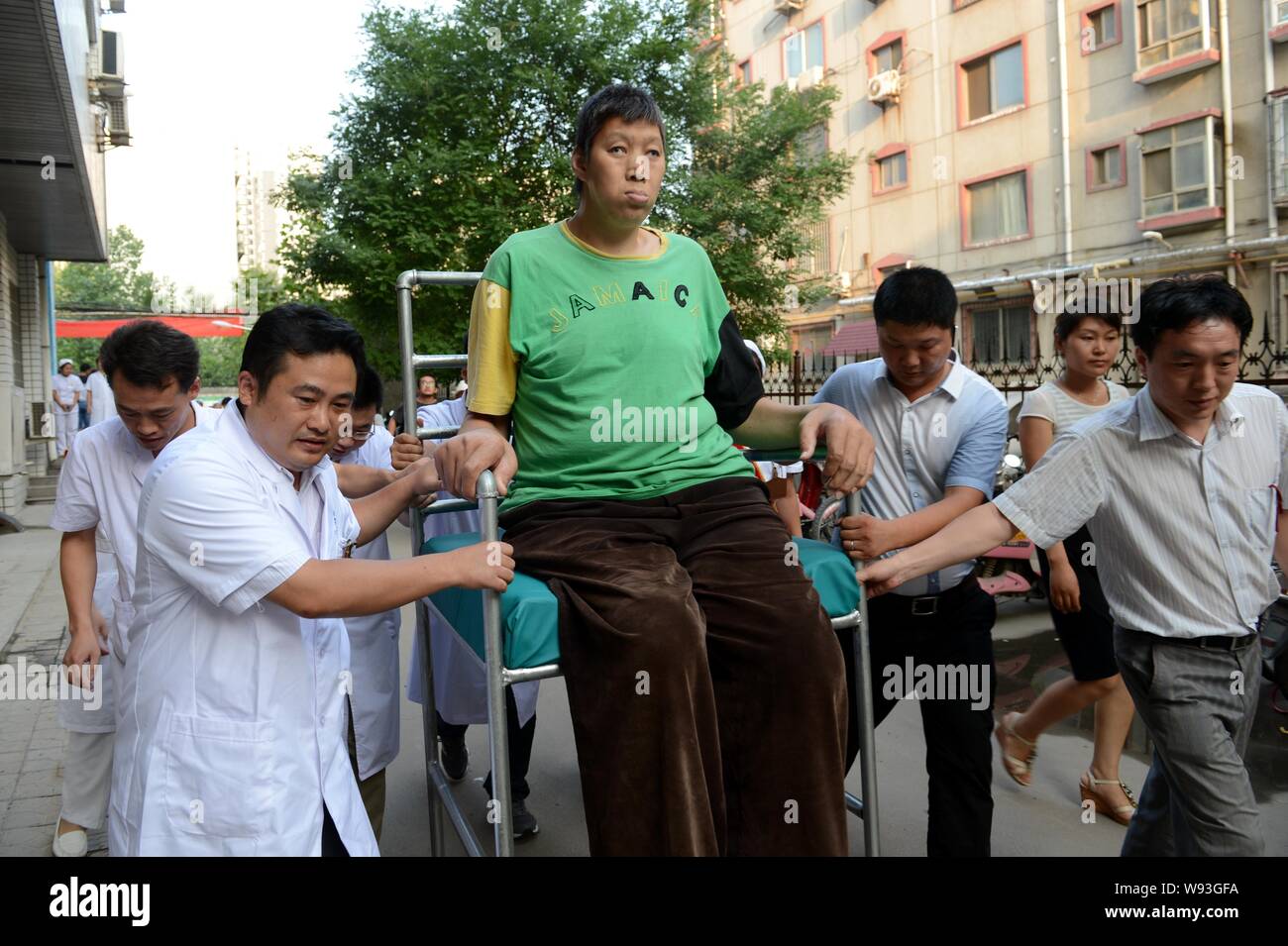 Wang Fengjun, the 2.55-metre Chinese man who is among the worlds ...