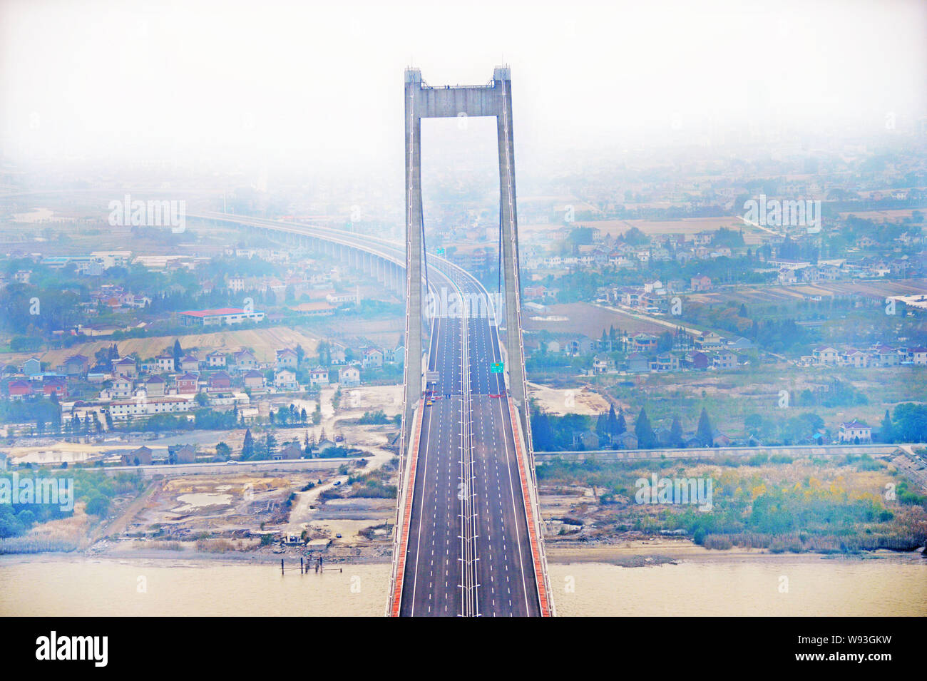 Taizhou yangtze river bridge, china hi-res stock photography and images ...