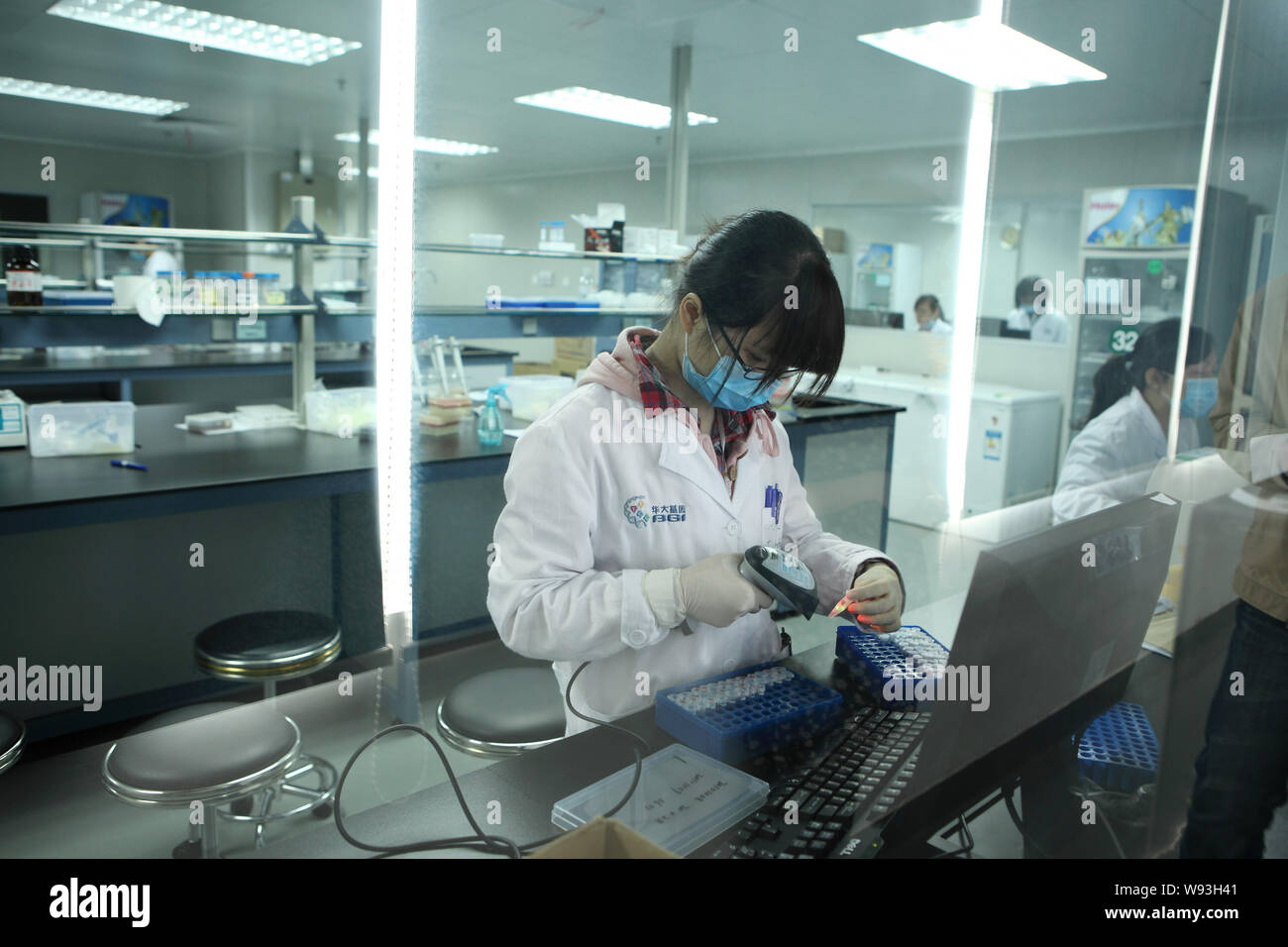 Genetic researchers dna hi-res stock photography and images - Alamy