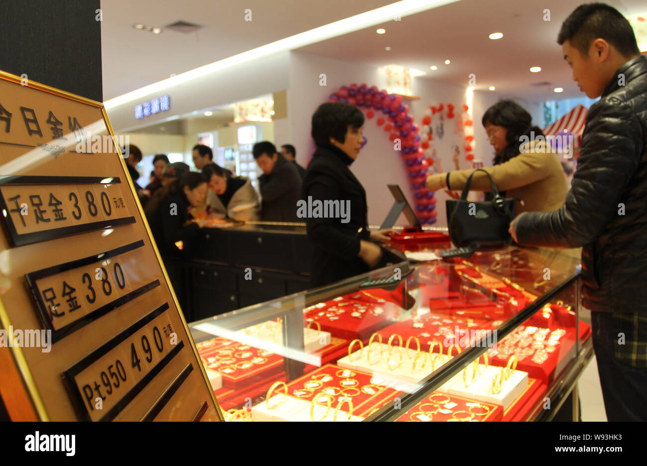 Golden shoppers hi-res stock photography and images - Alamy