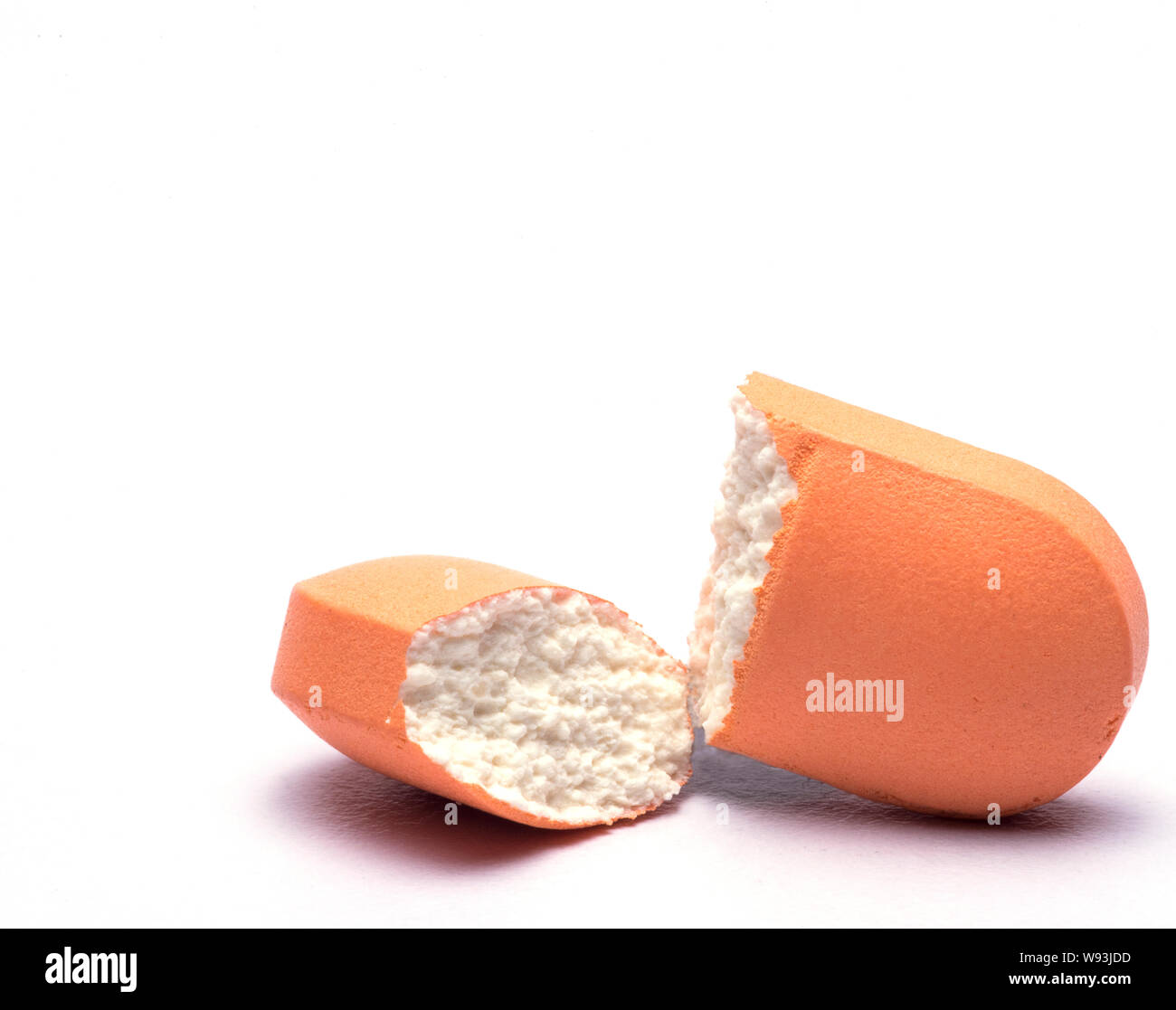 Broken tablet pill capsule Cut Out Stock Images & Pictures - Alamy