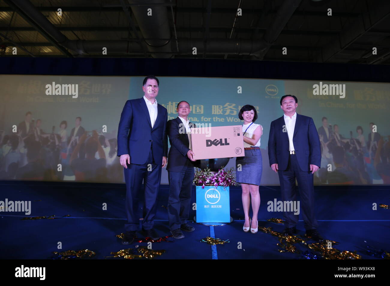 Michael Dell, left, Chairman and CEO of Dell, poses with Chinese ...