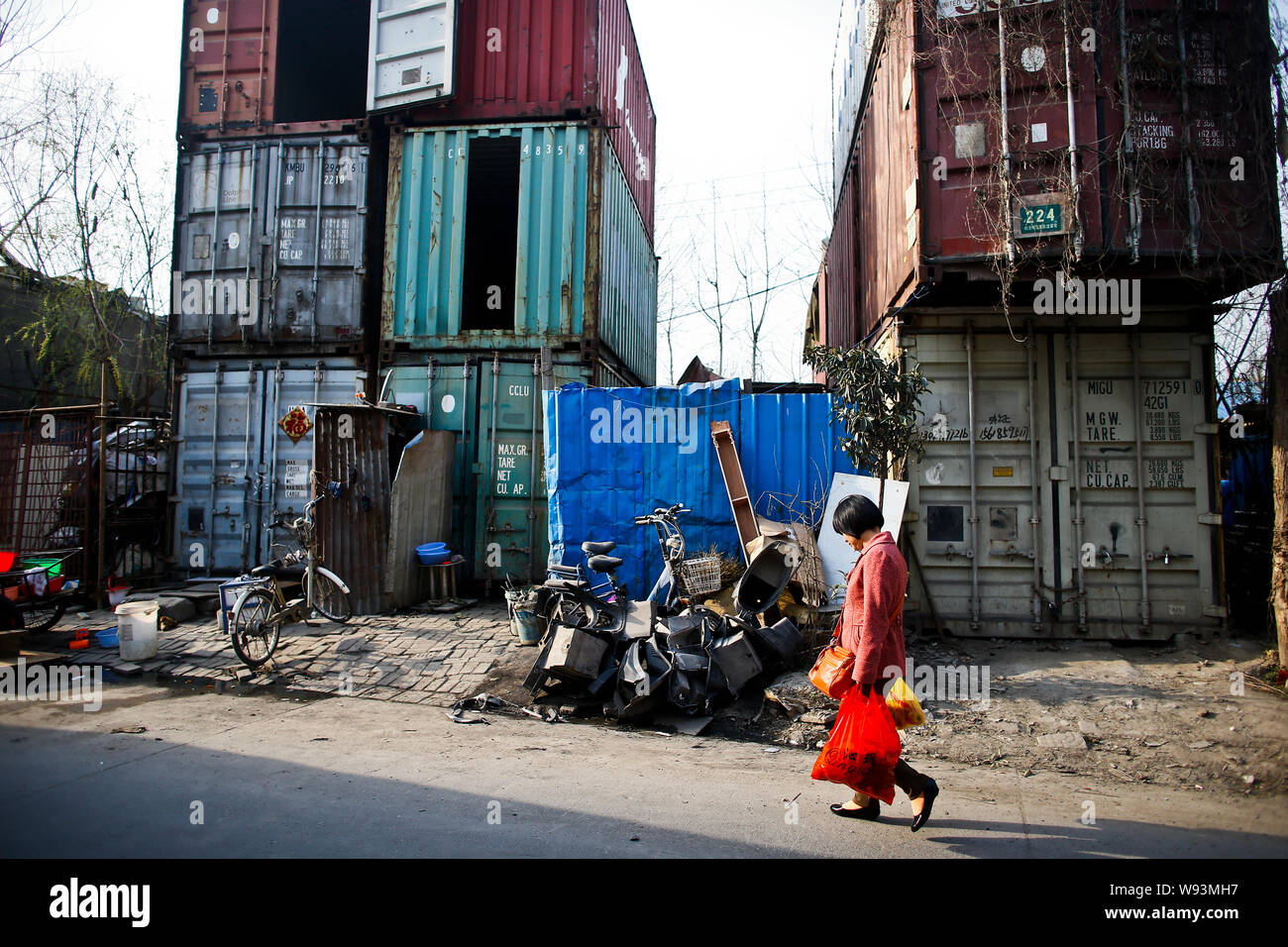 China shipping containers shanghai hi-res stock photography and images ...