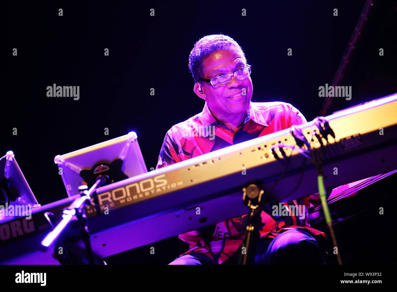 Keyboardist hi-res stock photography and images - Alamy
