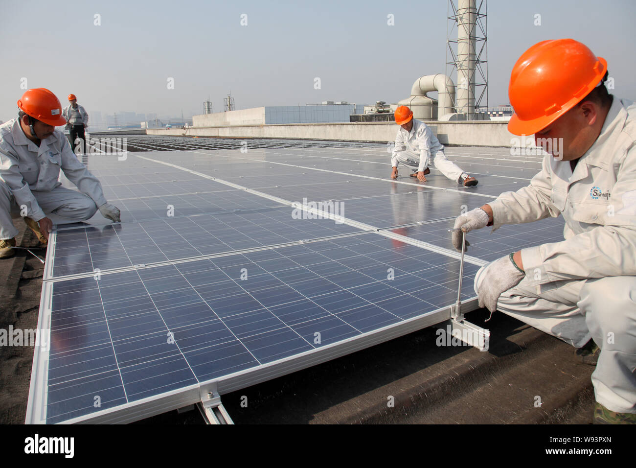 China rooftop solar panel hi-res stock photography and images - Alamy