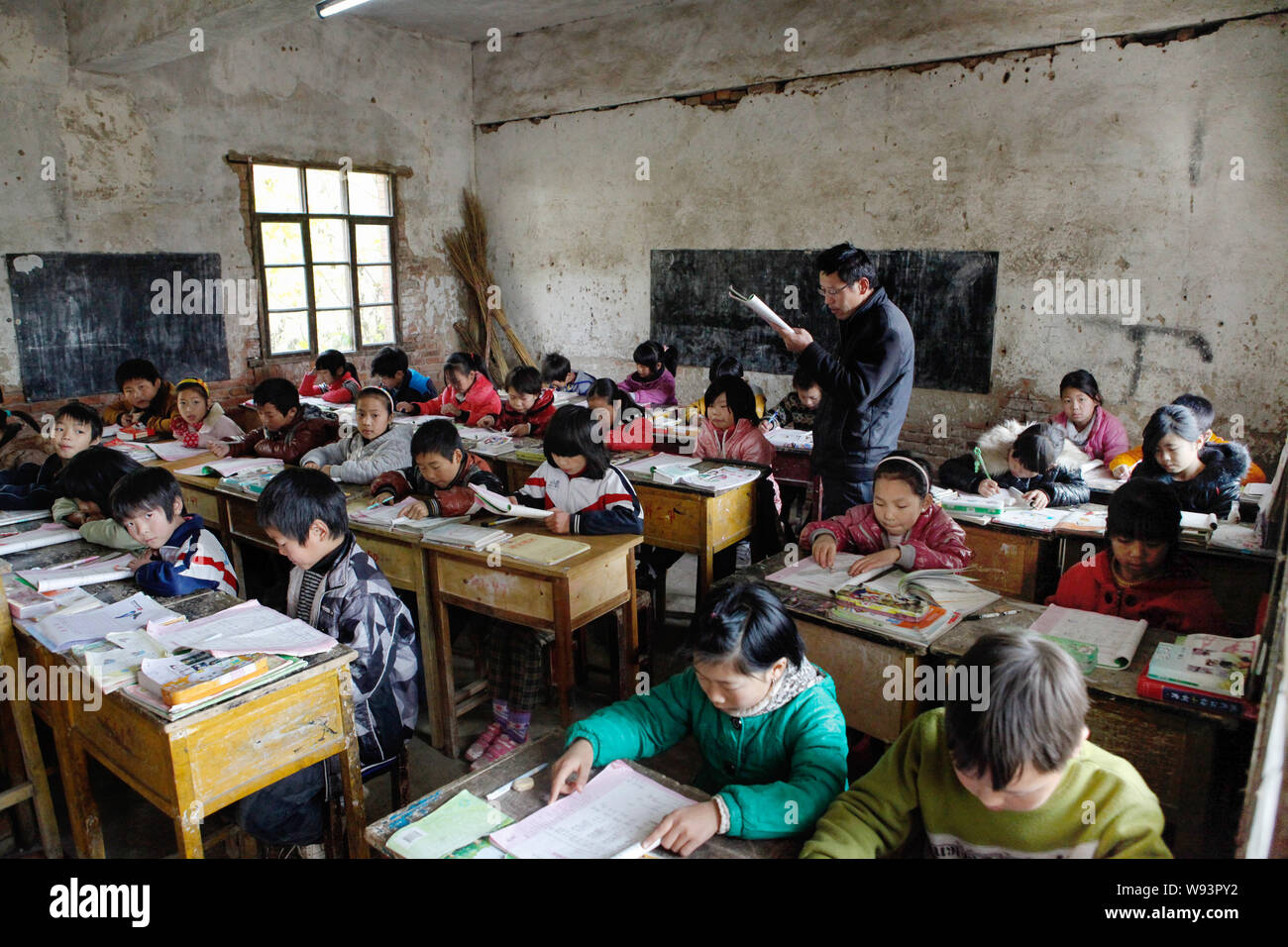 --FILE--A Chinese teacher gives a lesson to young students in a shabby ...