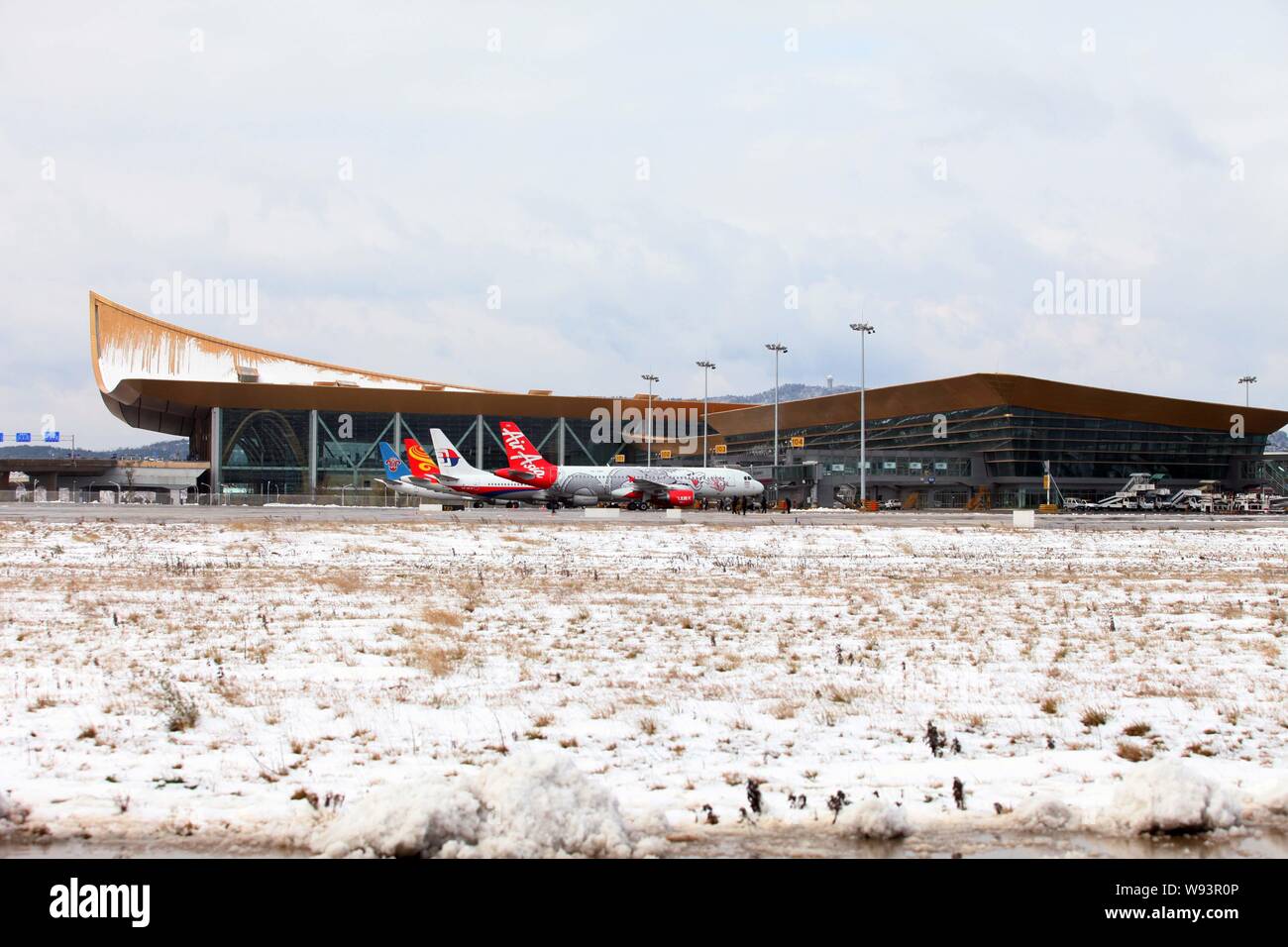 View of snow on the runway at the Kunming Changshui International ...