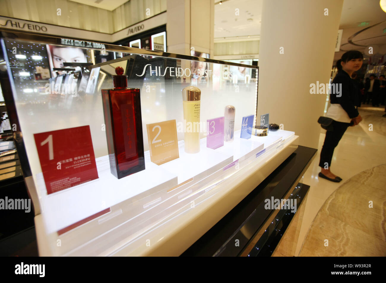 Shanghai times square shopping mall hi-res stock photography and images ...