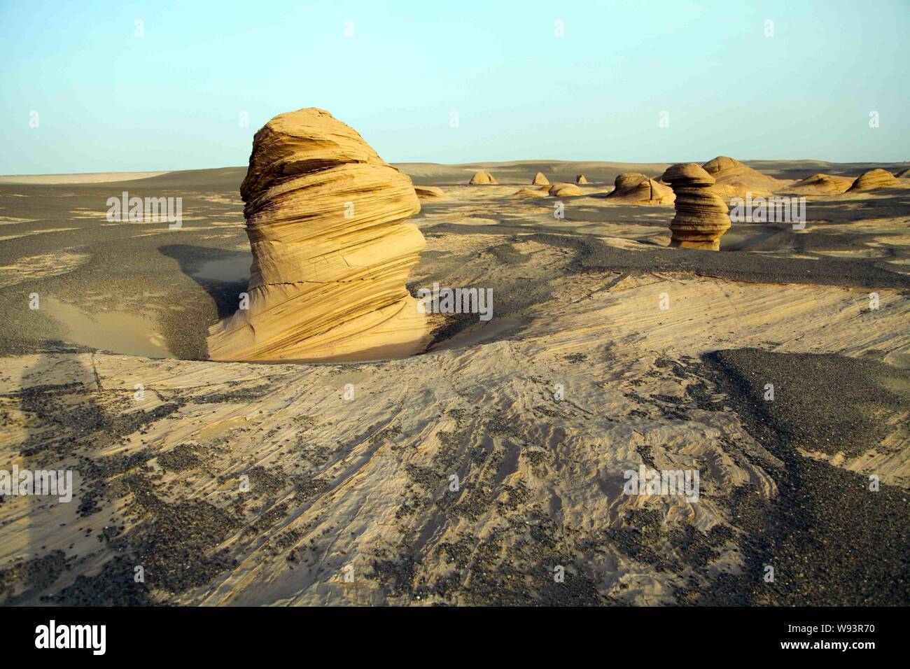 Landscape of Kumtag Desert, part of Taklamakan Desert, in Turpan ...