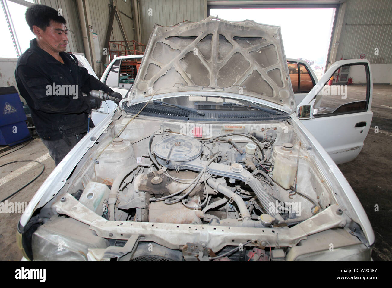 Disassembles hi-res stock photography and images - Alamy