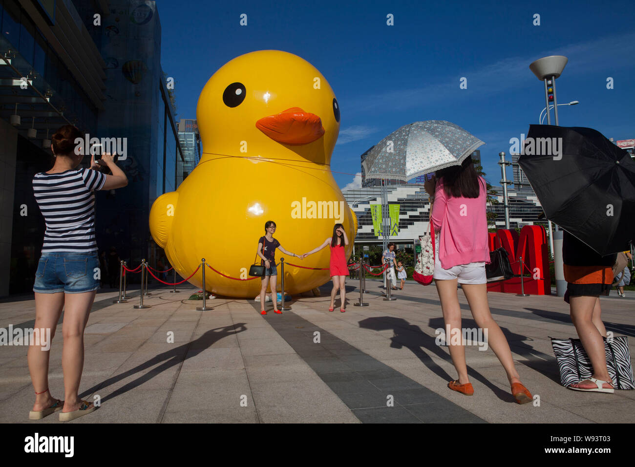 Inflatable duck hong kong hi-res stock photography and images - Alamy