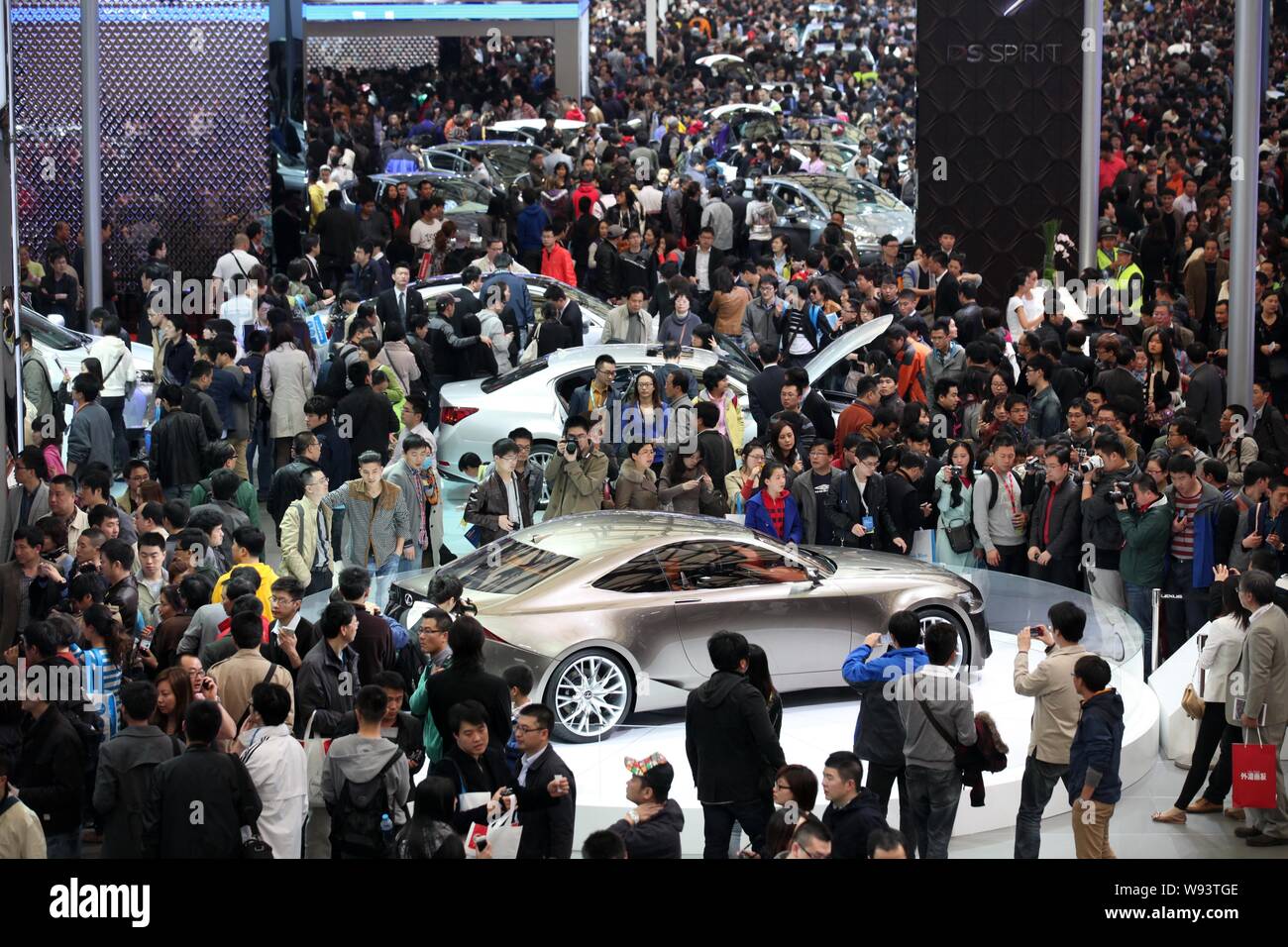--FILE--Visitors crowd around cars during the 15th Shanghai ...