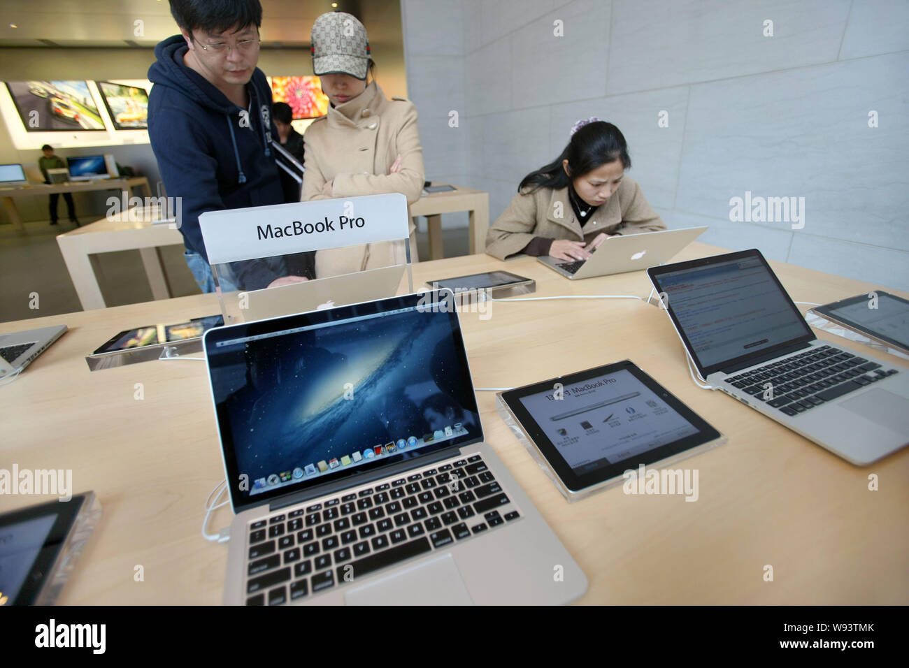 Apple macbook pro shopping hi-res stock photography and images - Alamy