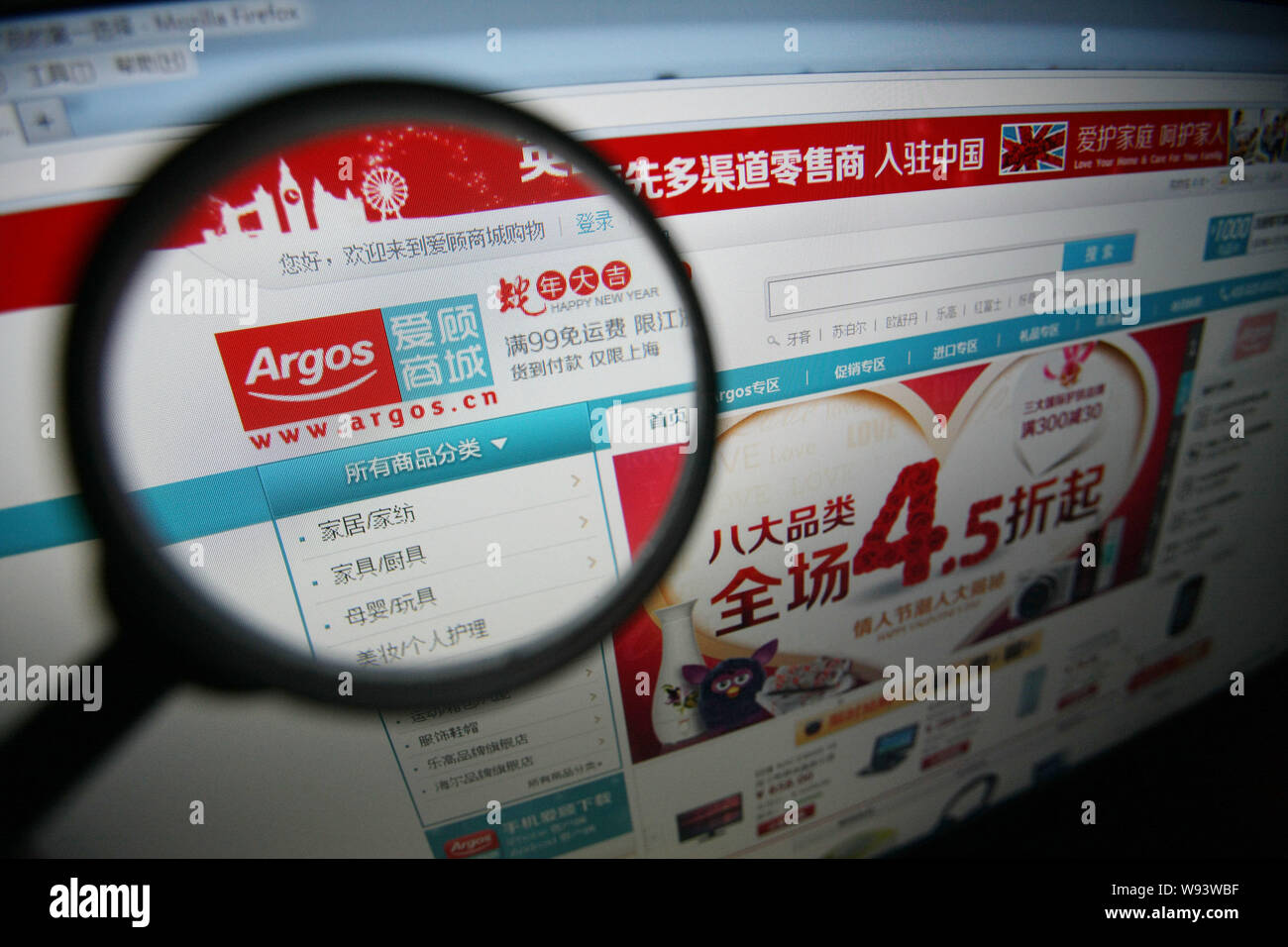 --FILE--A Chinese netizen browses the website of online shopping site ...