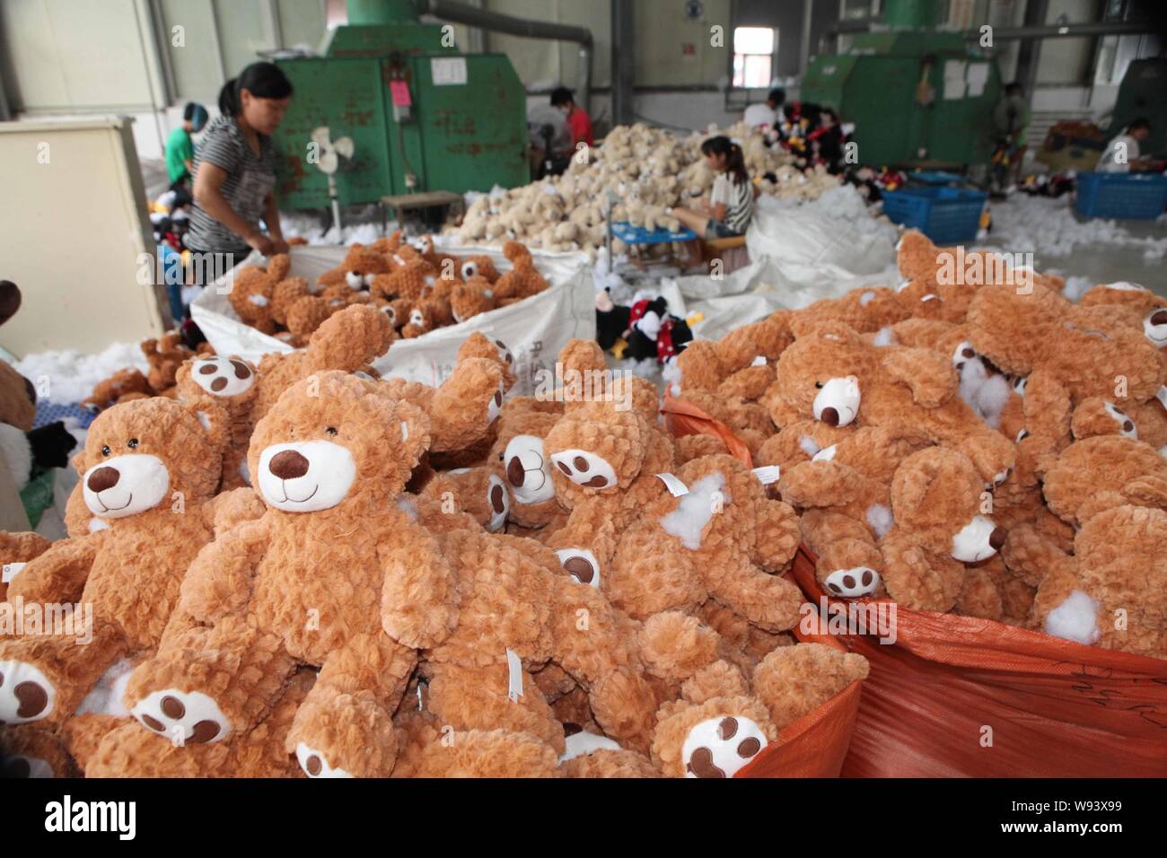 --FILE--Female Chinese workers make toy bears to be exported to Europe ...