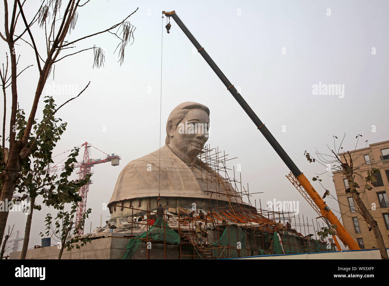 --FILE--Chinese workers are building a stone statue of Soong Ching-ling ...