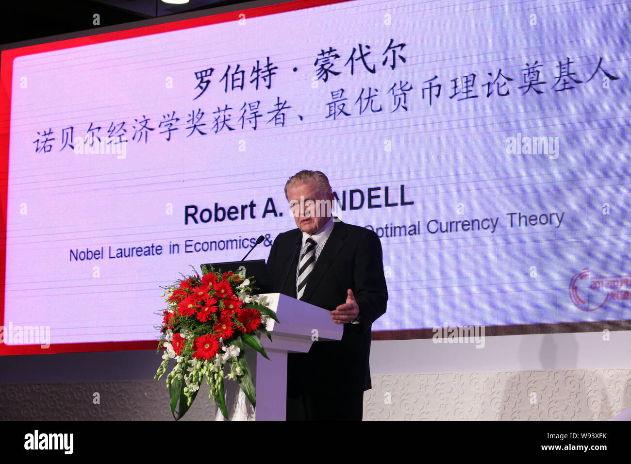 --FILE--Robert Mundell, winner of the Nobel Prize in Economics in 1999 ...