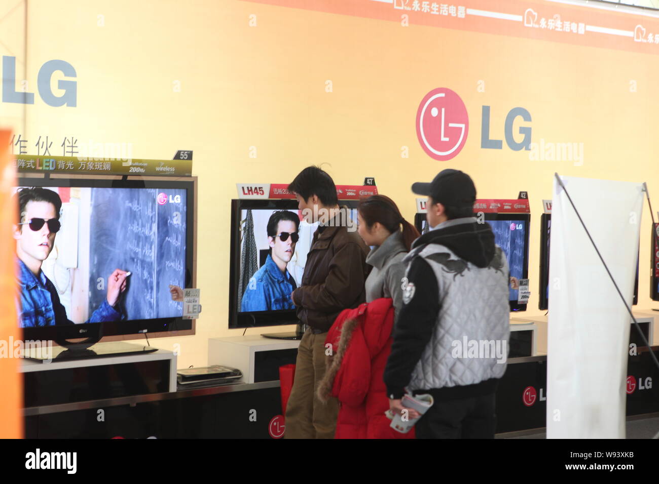 Lg flat tv hi-res stock photography and images - Alamy