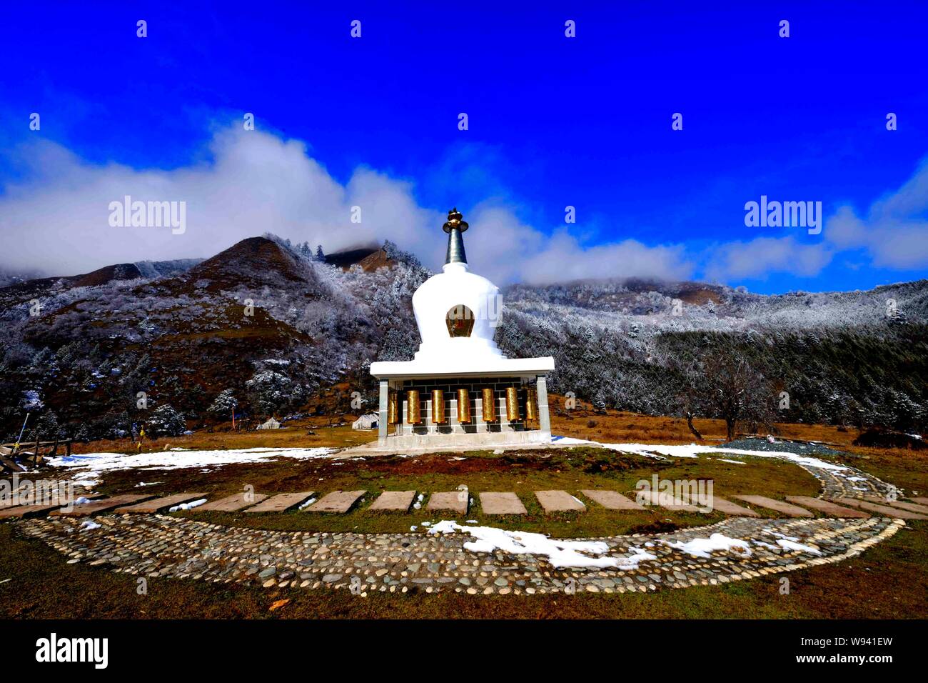 China sichuan earthquake road hi-res stock photography and images - Alamy
