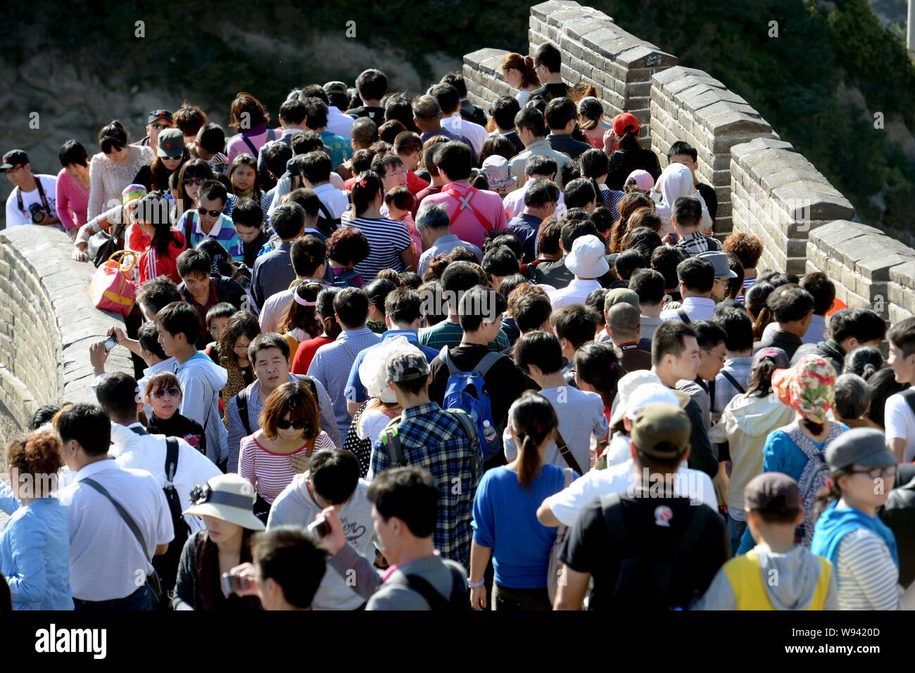 Tourists crowd the Badaling Great Wall during the National Day holiday ...
