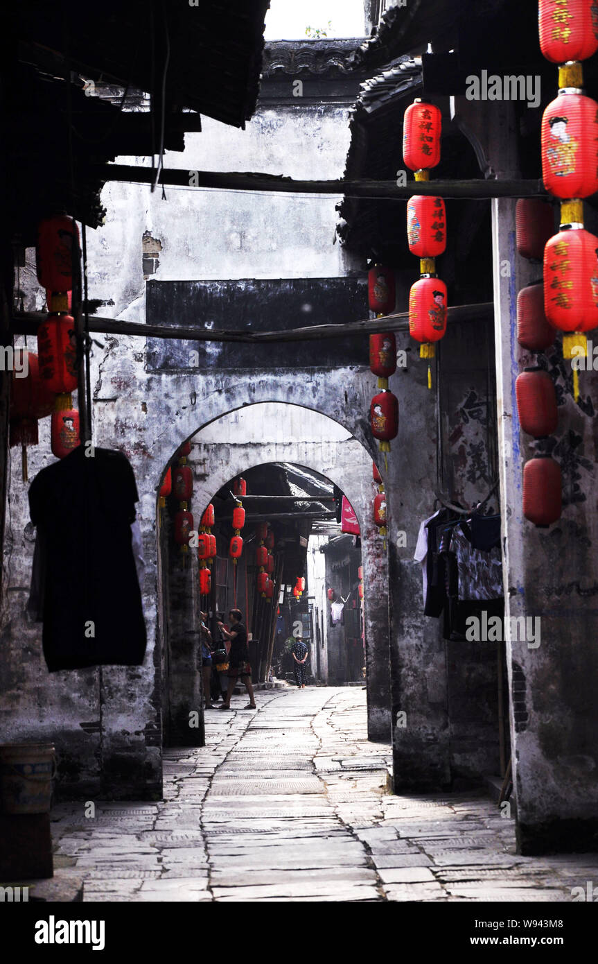 --FILE--View of an ancient lane in Hongjiang town, Huaihua city ...
