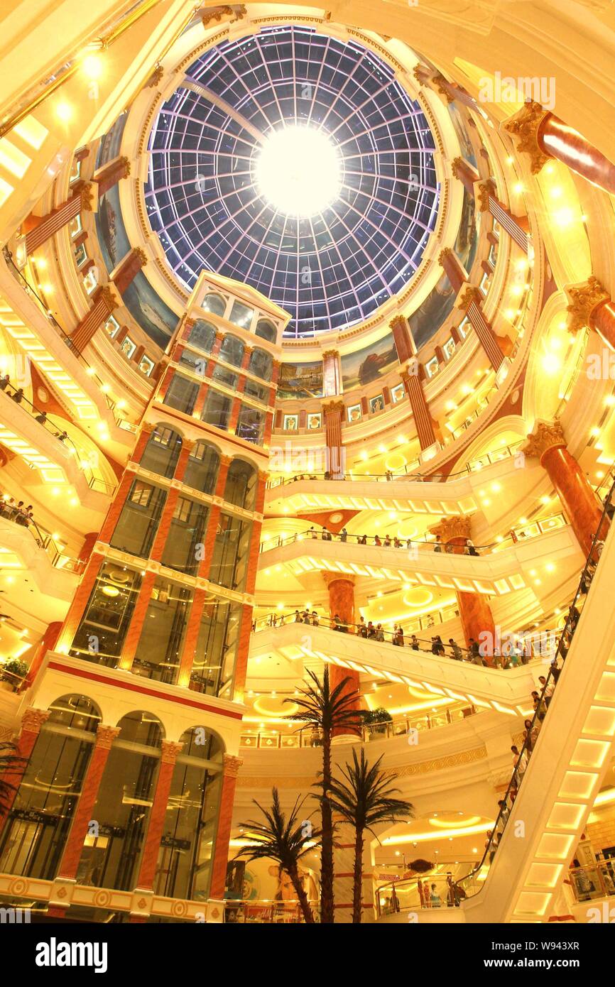 Commercial complex hi-res stock photography and images - Alamy