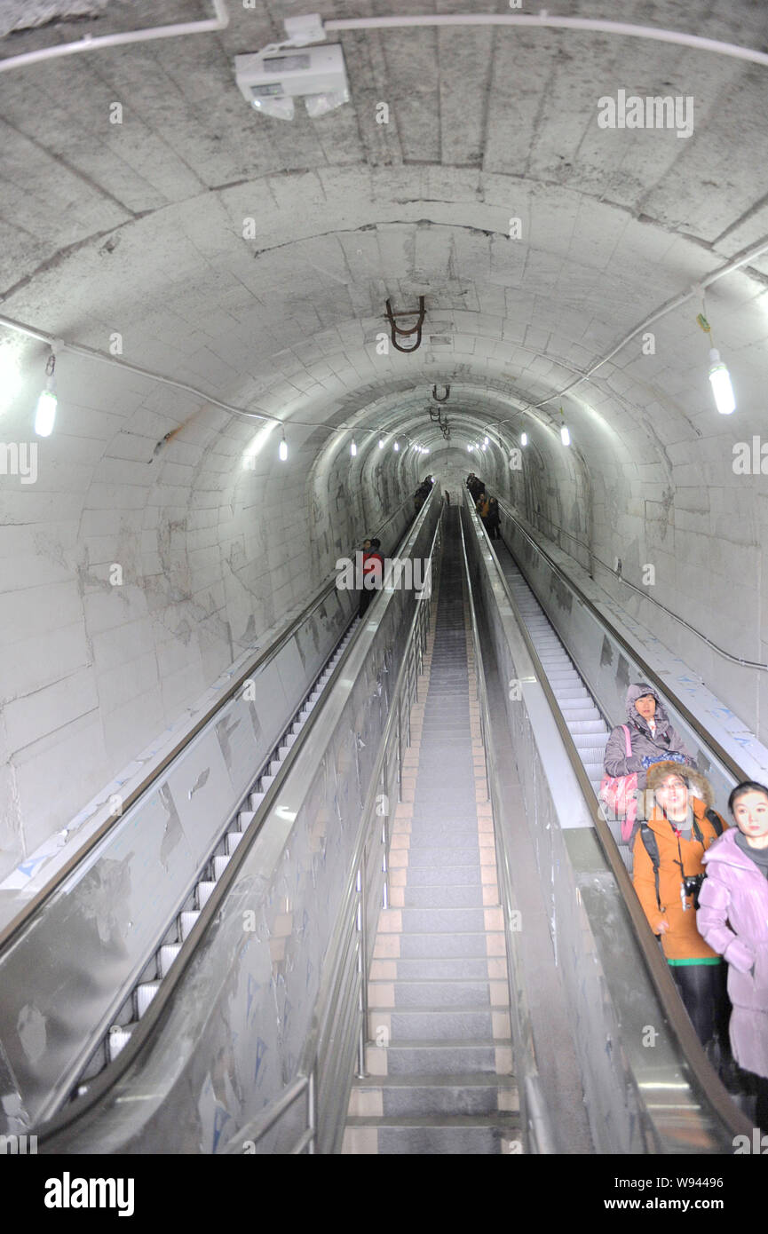 Chinese tourists escalator hi-res stock photography and images - Alamy