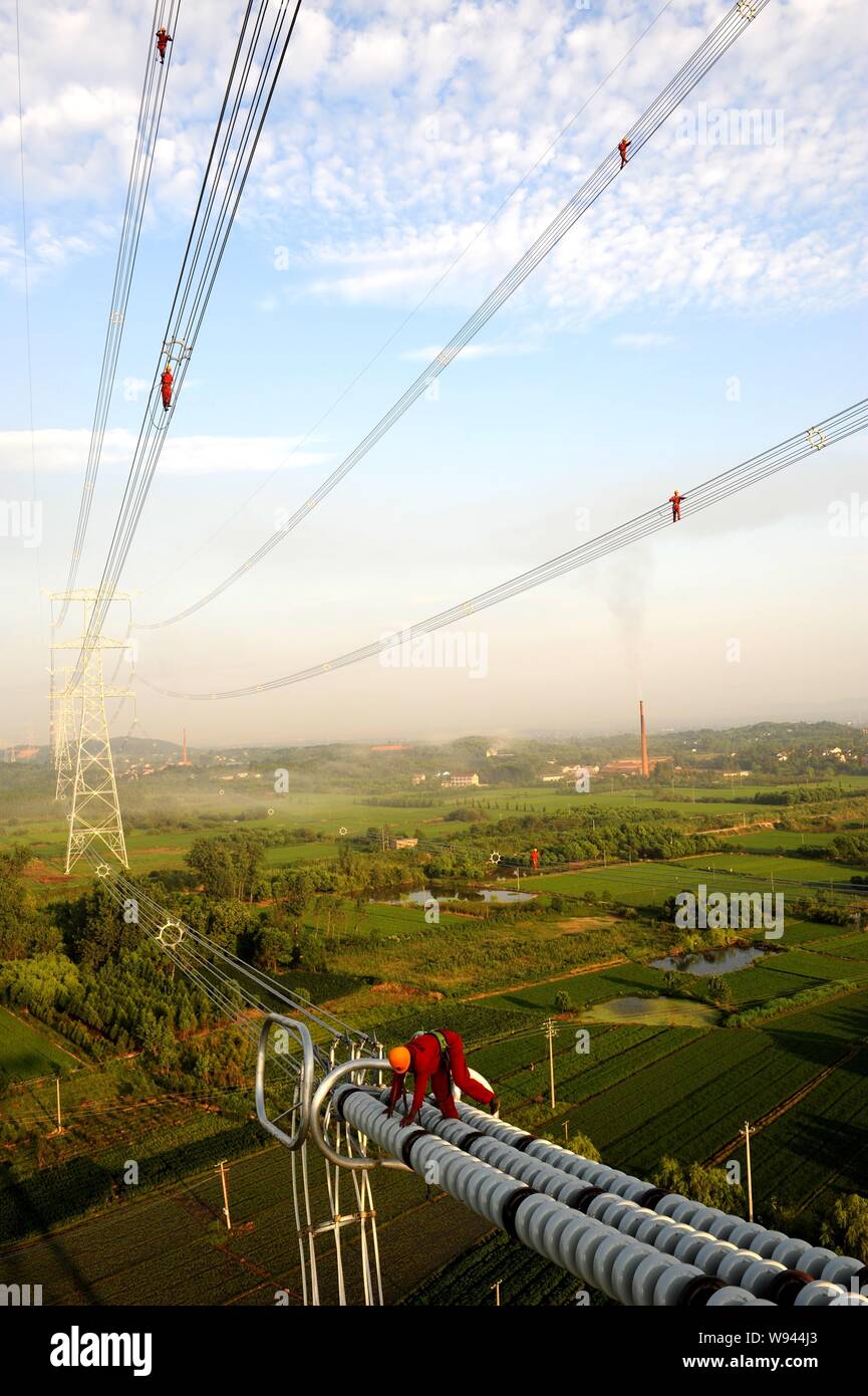 --FILE--Chinese electricians check and repair high-voltage power lines ...
