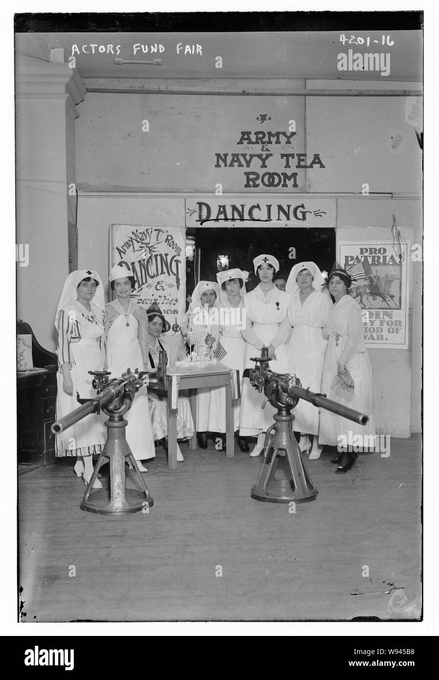 Actors fund Black and White Stock Photos & Images - Alamy