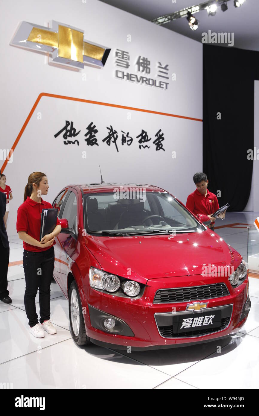 --FILE--Chinese employees stand besides a Chevrolet car of General ...