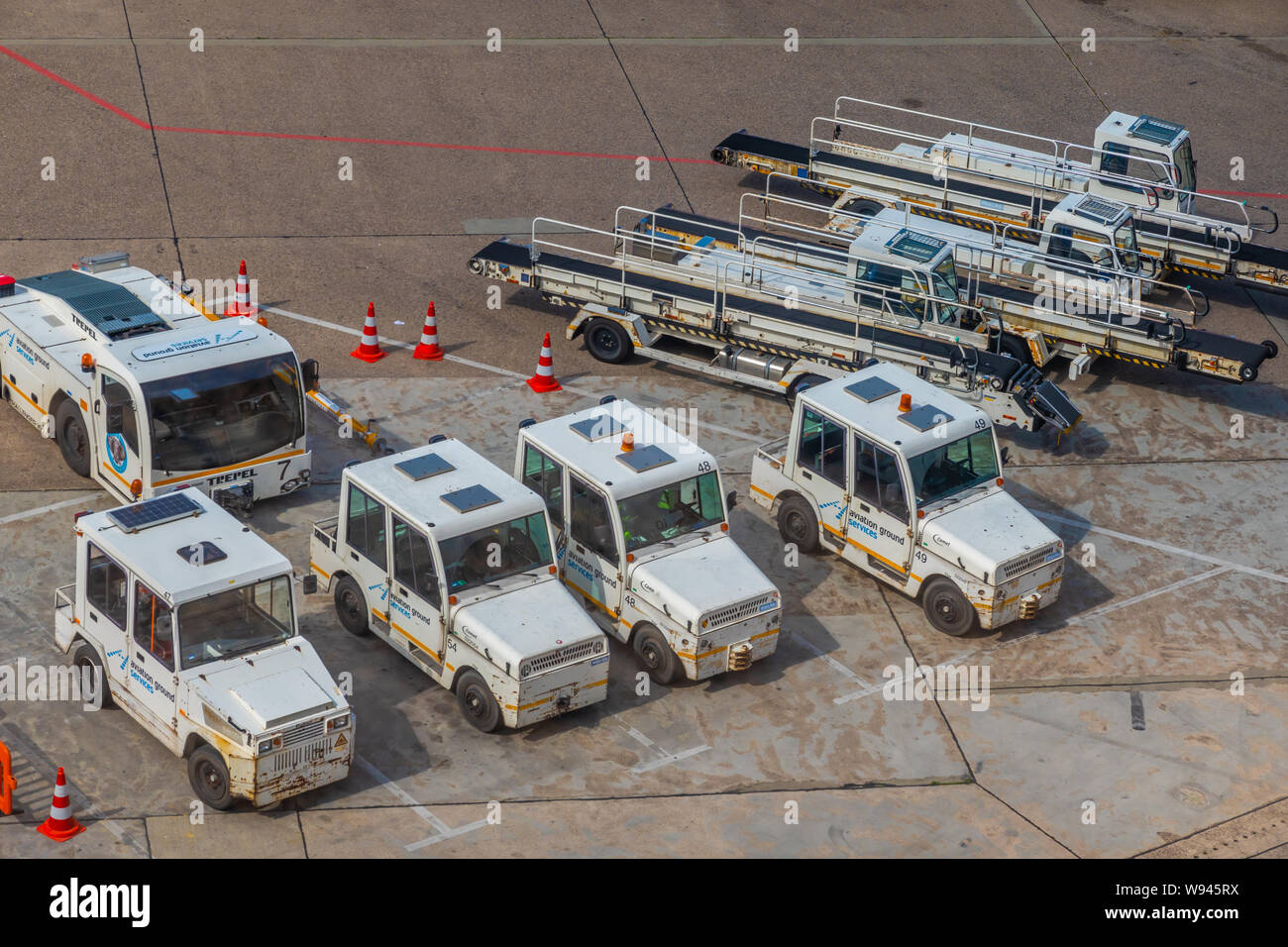 Pushback vehicle hi-res stock photography and images - Alamy