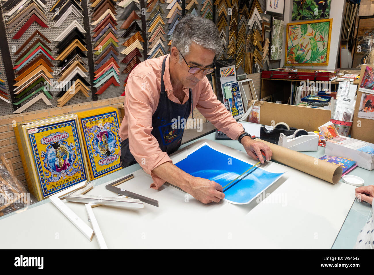 Picture framer hi-res stock photography and images - Alamy