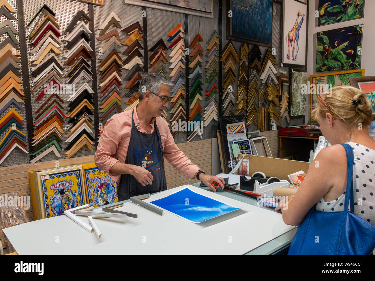 Framing framers hi-res stock photography and images - Alamy