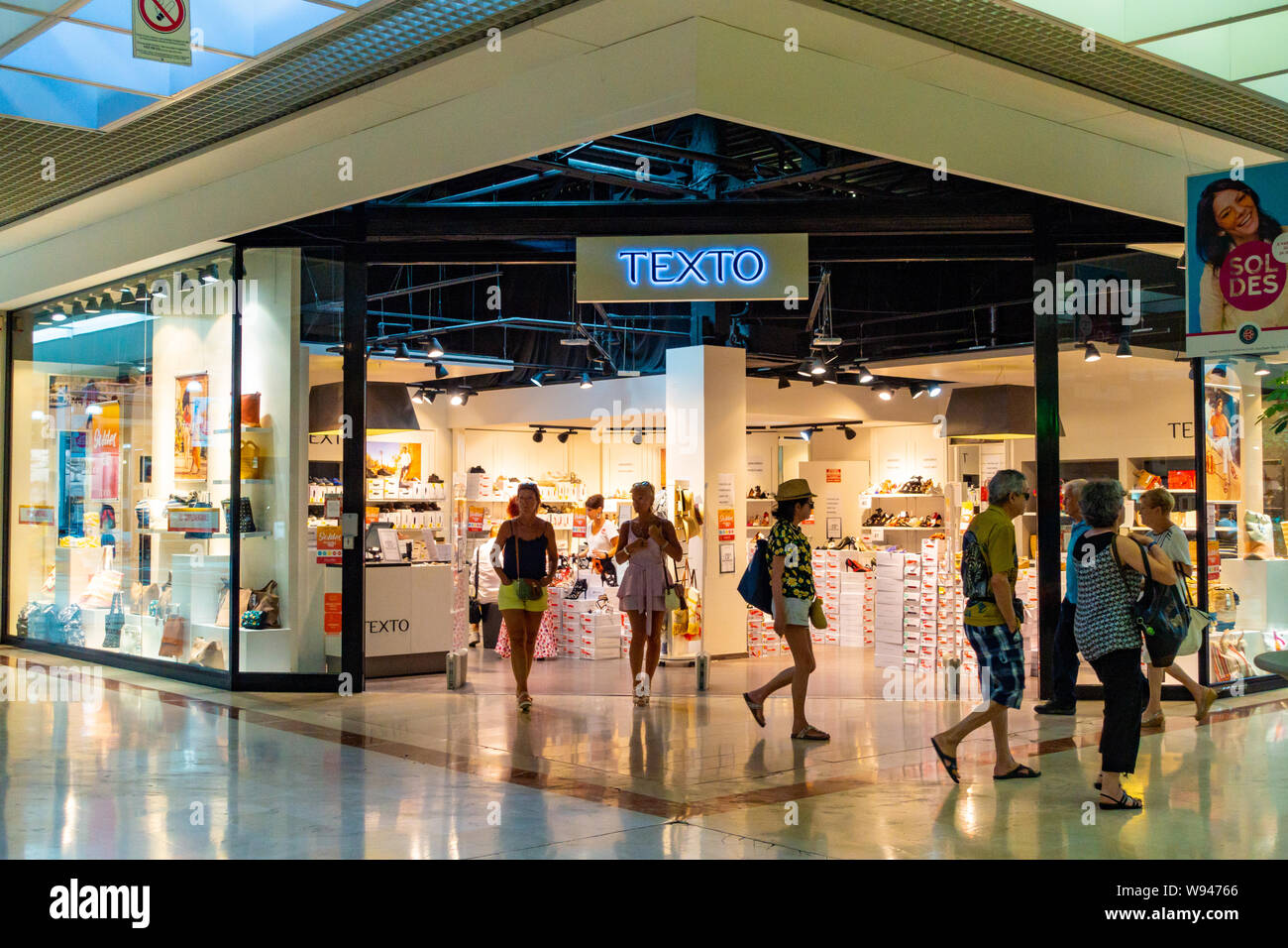 Customers walking looking shops hi-res stock photography and images - Alamy