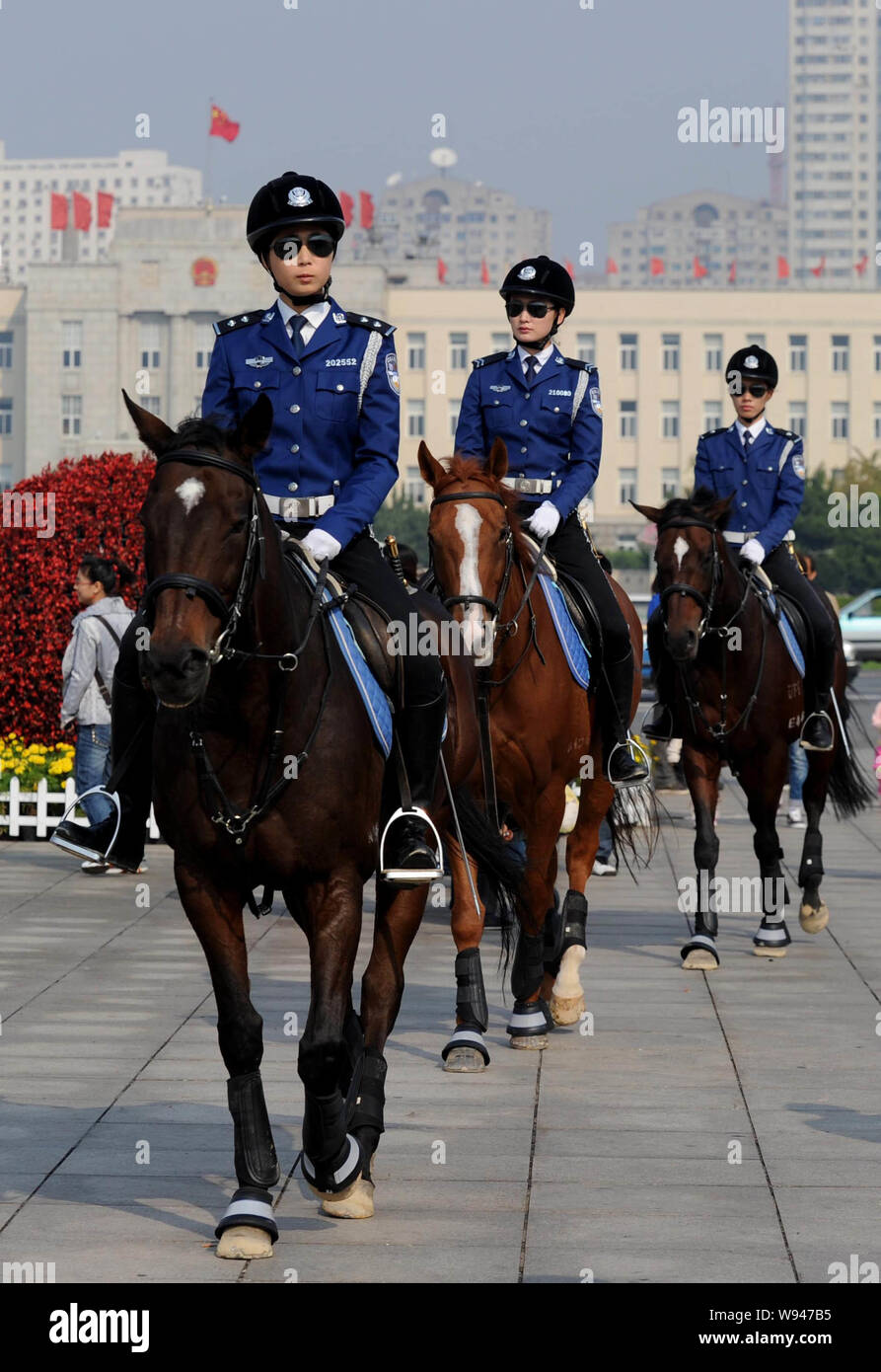 Mounted policewomen hi-res stock photography and images - Alamy