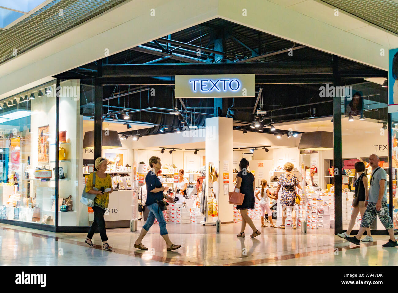 Customers walking looking shops hi-res stock photography and images - Alamy