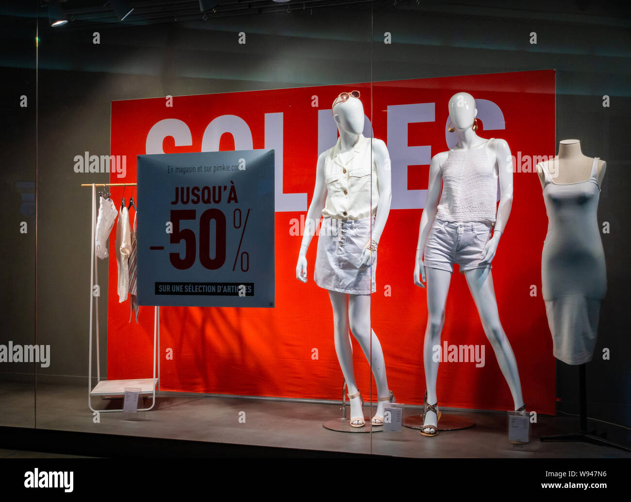 White mannequins hi-res stock photography and images - Alamy
