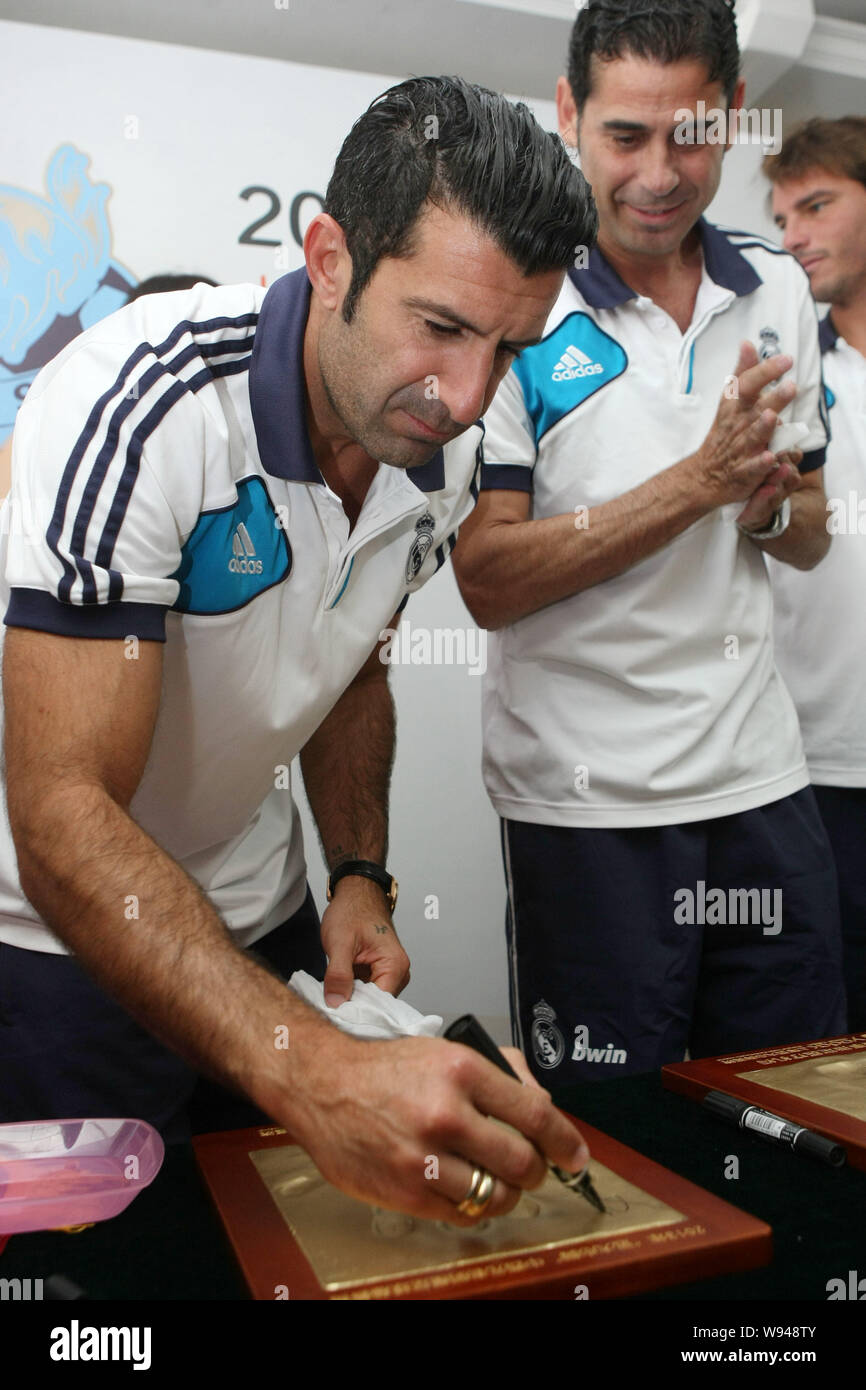Portuguese football star Luis Figo of Real Madrid Leyendas, left ...