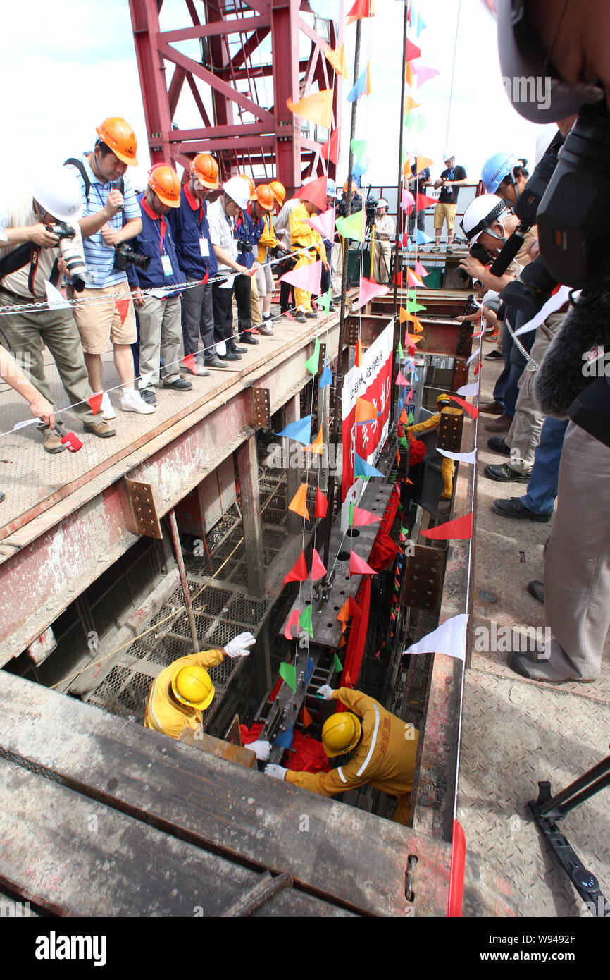 Lifted onto hi-res stock photography and images - Alamy