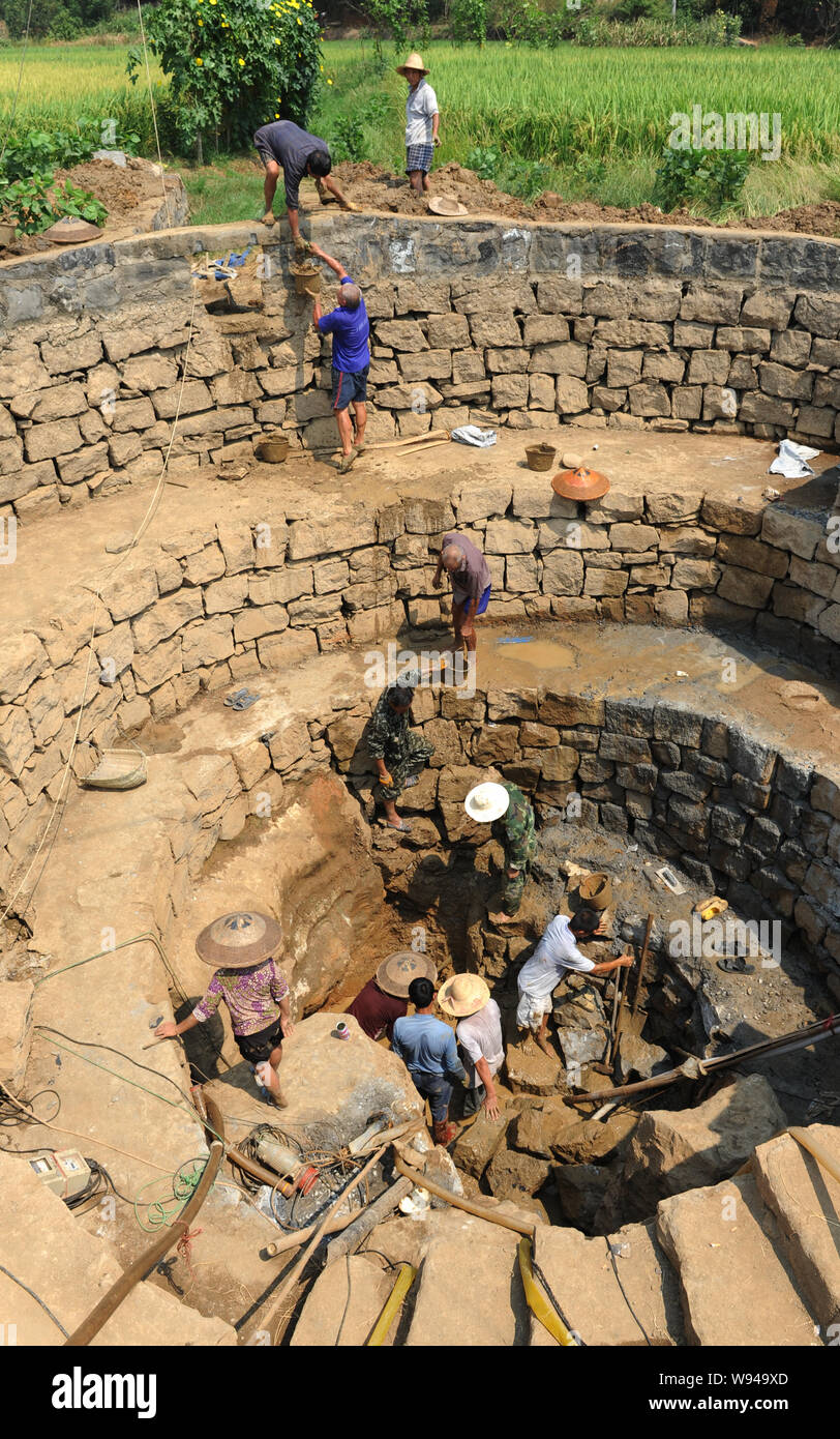 Dig a well hi-res stock photography and images - Alamy