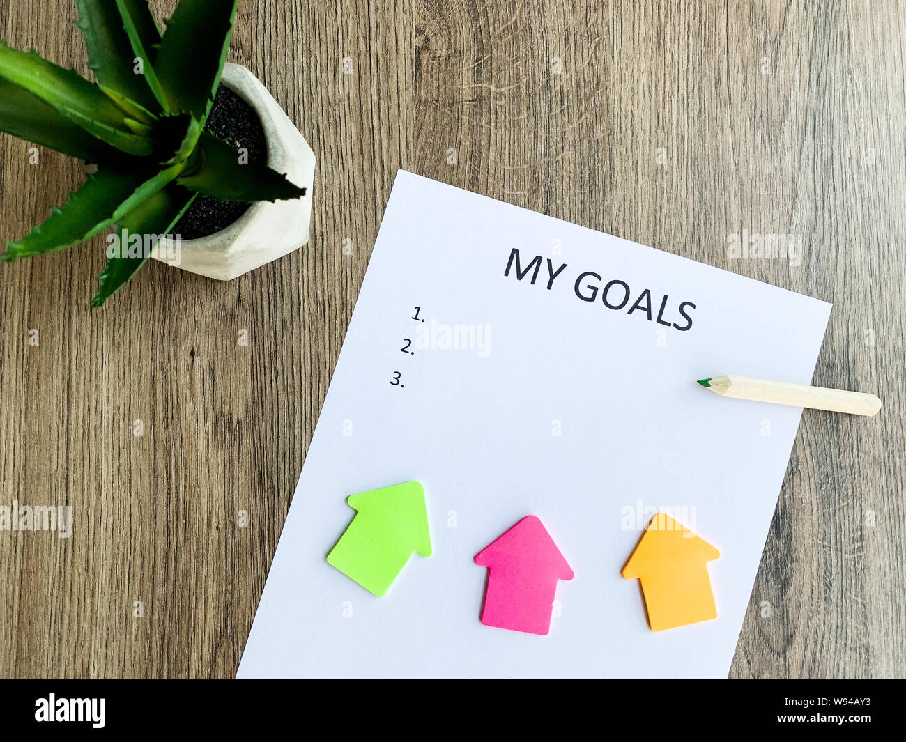 Clipboard with my goals on wood desk Stock Photo - Alamy