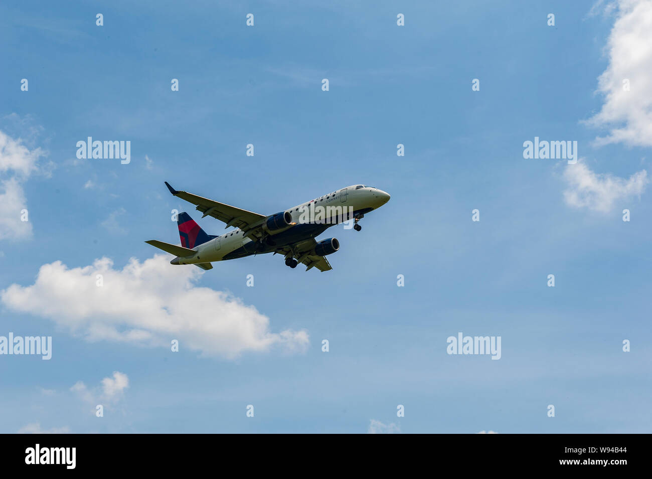 Delta connection aircraft hi-res stock photography and images - Alamy