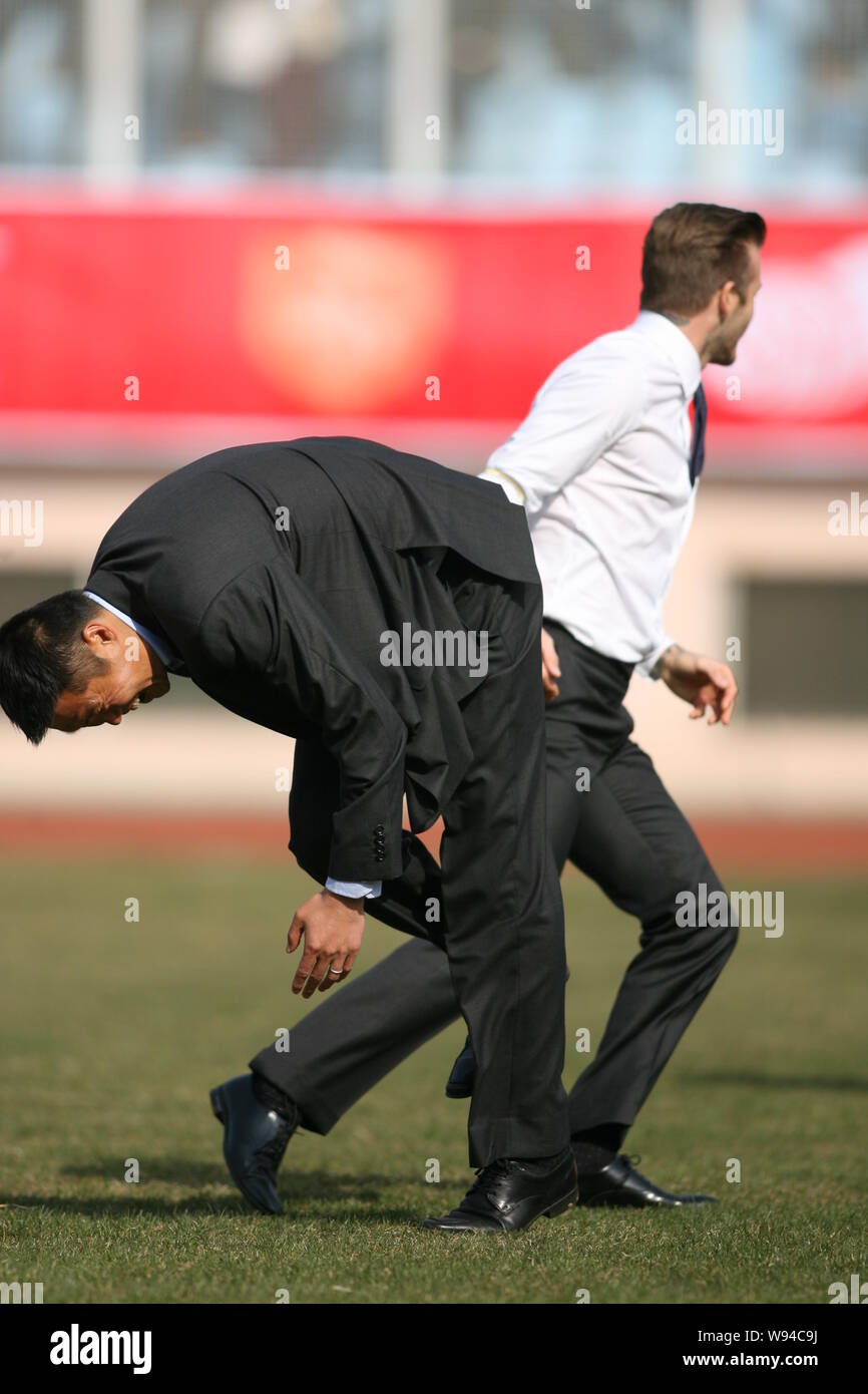 English soccer superstar David Beckham, left, plays with retired ...
