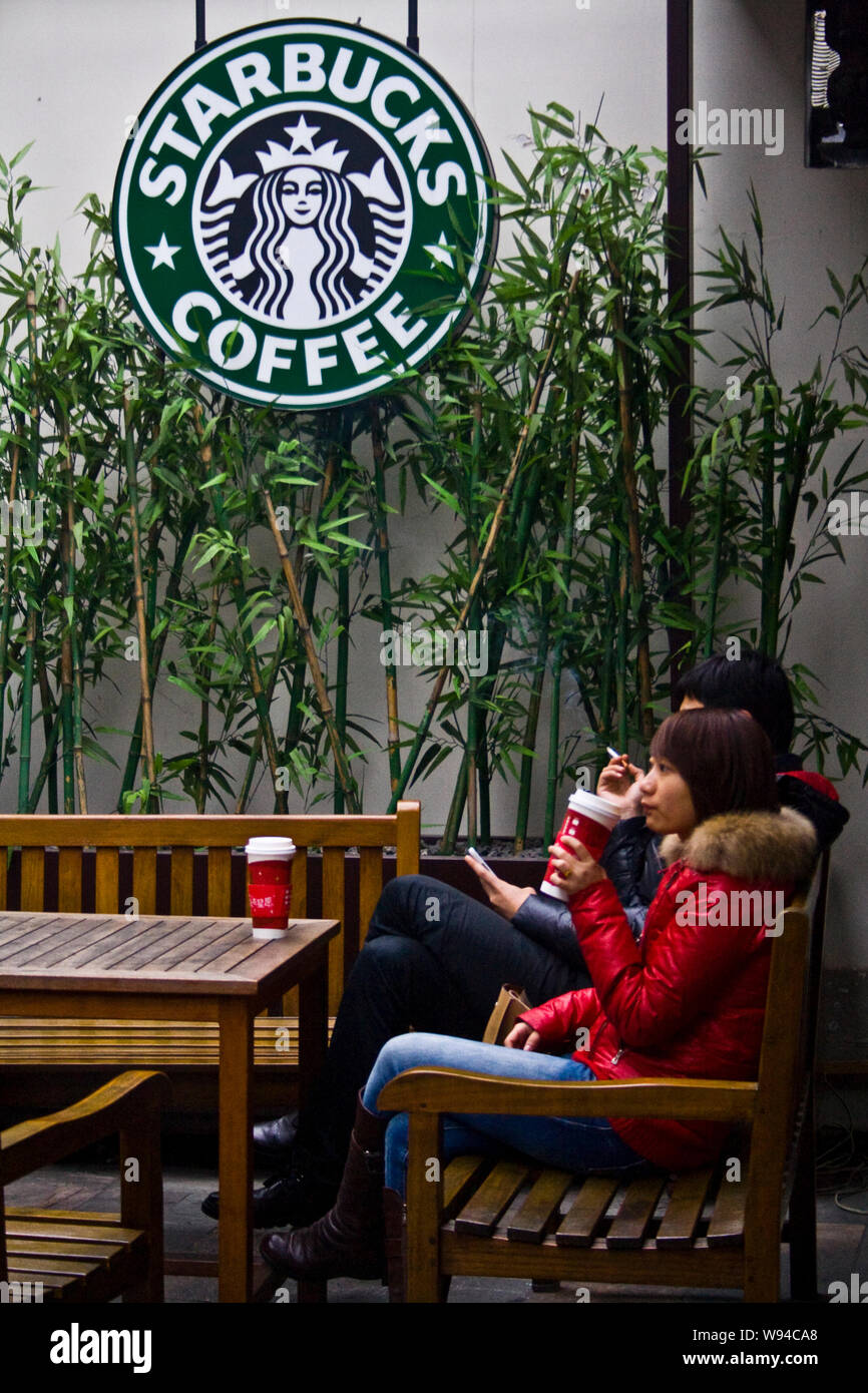 Starbucks coffee in chengdu china hi-res stock photography and images ...